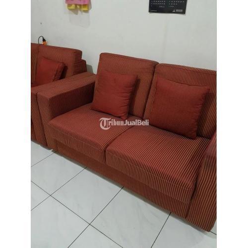Sofa Second Satu Set Warna Merah Bergaris Burgundy Busa Empuk di ...