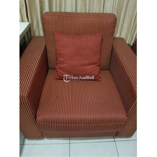 Sofa Second Satu Set Warna Merah Bergaris Burgundy Busa Empuk di ...