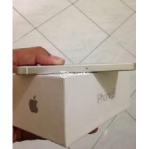 Apple iPhone SE Bekas Fullset Internal 64 GB Harga Nego Siap Mejeng di ...