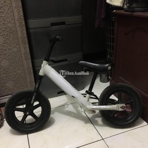 Sepeda Balance Strider Bekas Warna Putih untuk Anak Usia 2 Tahun di ...