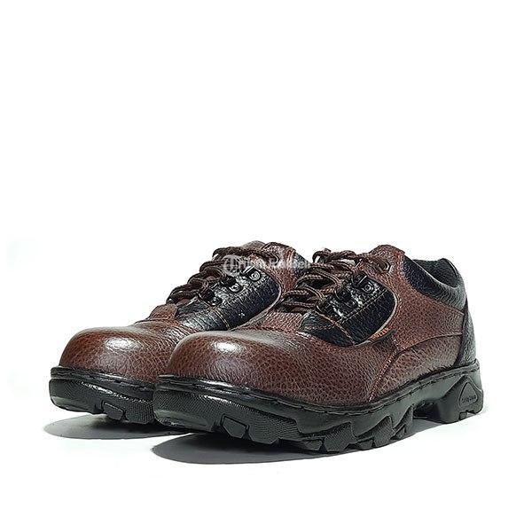 Sepatu Safety Memakai Steel Toe Cap dan Sole Rubber Kuat di Malang Jawa ...