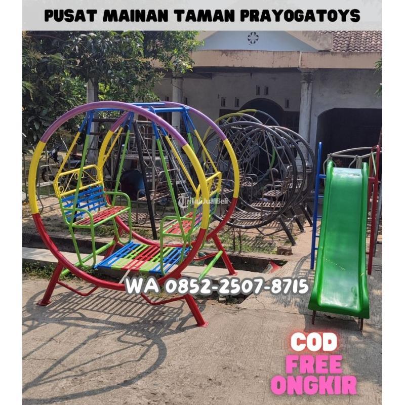 Pusat Ayunan Besi Modern Dan Playground Dari Kayu Kelapa Nunggal di ...
