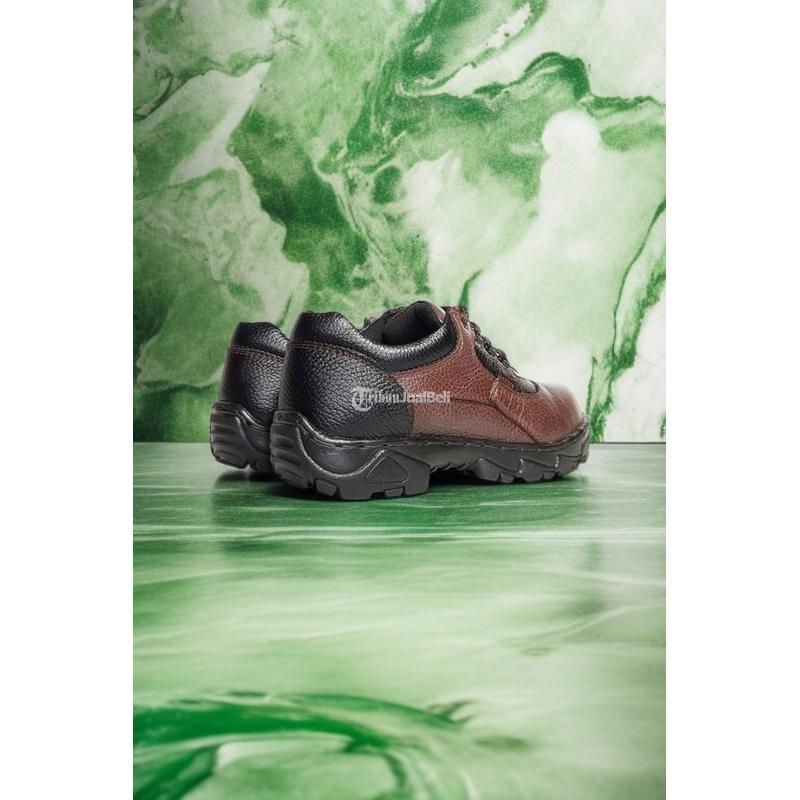 Pengrajin sepatu proyek Lahat Ckampek di Karawang - Tribun JualBeli