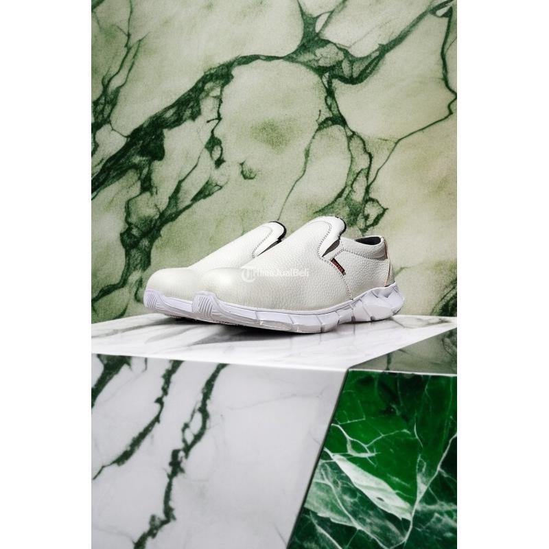 Sentra Produksi Sepatu Kerja Cleaning Service Cikampek di Karawang ...