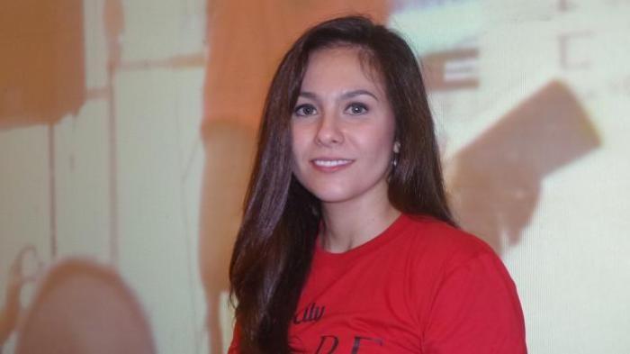 Liburan Bareng Chiko Jeriko di Pantai, Belahan Baju Wulan Guritno Ini ...