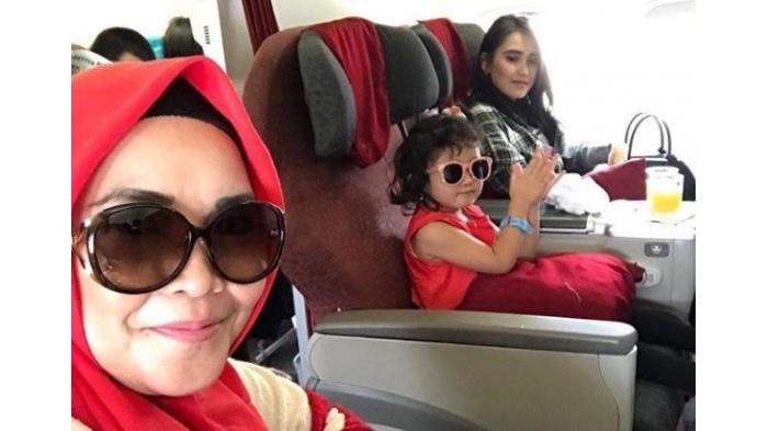 Unggah Foto Liburan, Cara Berpakaian Ibunda Ayu Ting Ting Jadi Sorotan. Lihat Gayanya! - Blog ...