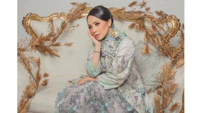 Intip Penampilan Nagita Slavina Pakai Sandal Jepit Berharga Fantastis - Blog TribunJualBeli.com