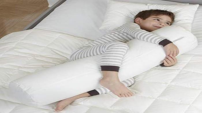 Gemar Peluk Guling Saat Tidur Ternyata Banyak Manfaatnya Loh Buat ...