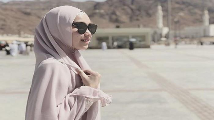 Intip Yuk Penampilan Ayu Ting Ting dengan Hijab Syar'i Saat Umroh - Blog TribunJualBeli.com