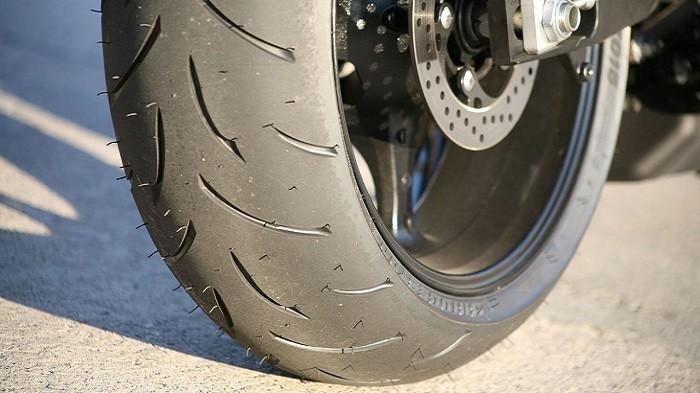 Sering Diabaikan, Begini 4 Cara Benar Merawat Ban Motor Agar Tetap Awet - Blog TribunJualBeli.com