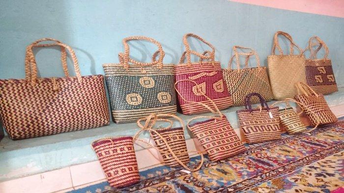 Inilah Cara Membuat Kerajinan Tas Anyaman Pandan Purun Khas Tidung - Blog TribunJualBeli.com