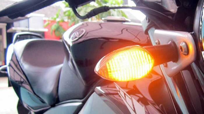 6 Cara Memperbaiki Lampu Sein Motor yang Mati Total - Blog ... 6 Cara Memperbaiki Lampu Sein Motor yang Mati Total - Blog ...