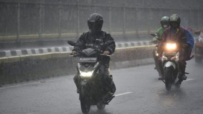 5 Cara Merawat Sepeda Motor saat Musim Hujan, Jangan Dibiarkan Saja! - Blog TribunJualBeli.com