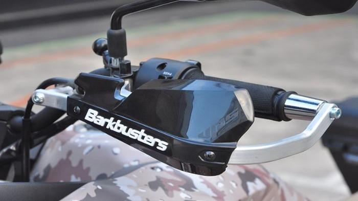 5 Kekurangan Menggunakan Hand Guard di Motor Harian - Blog ...
